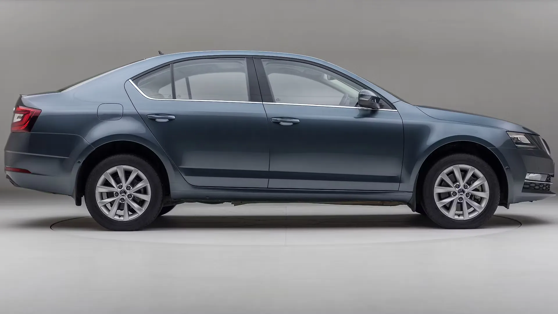 Octavia Right Side Image, Octavia Photos in India - CarWale