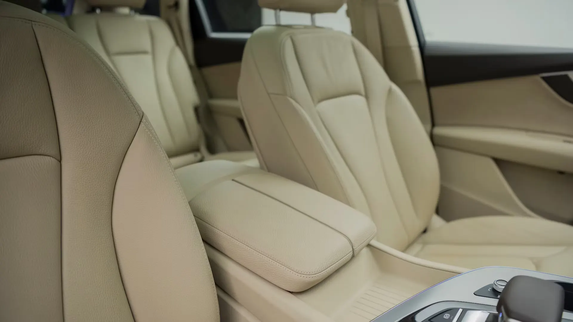 Q7 Interior Image, Q7 Photos in India - CarWale