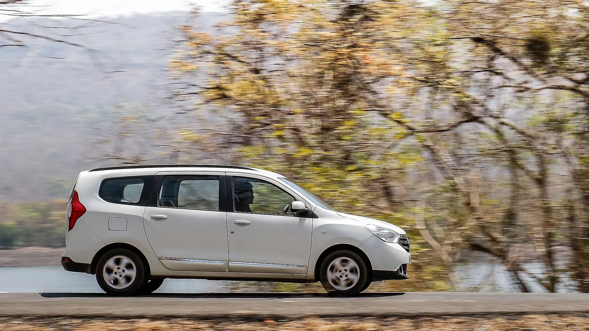 Lodgy Exterior Image, Lodgy Photos in India - CarWale