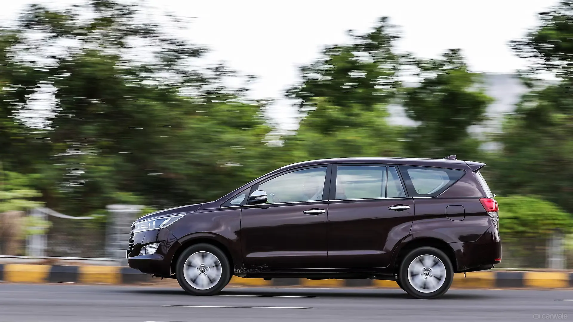 Innova Crysta Left Side View Image, Innova Crysta Photos in India - CarWale