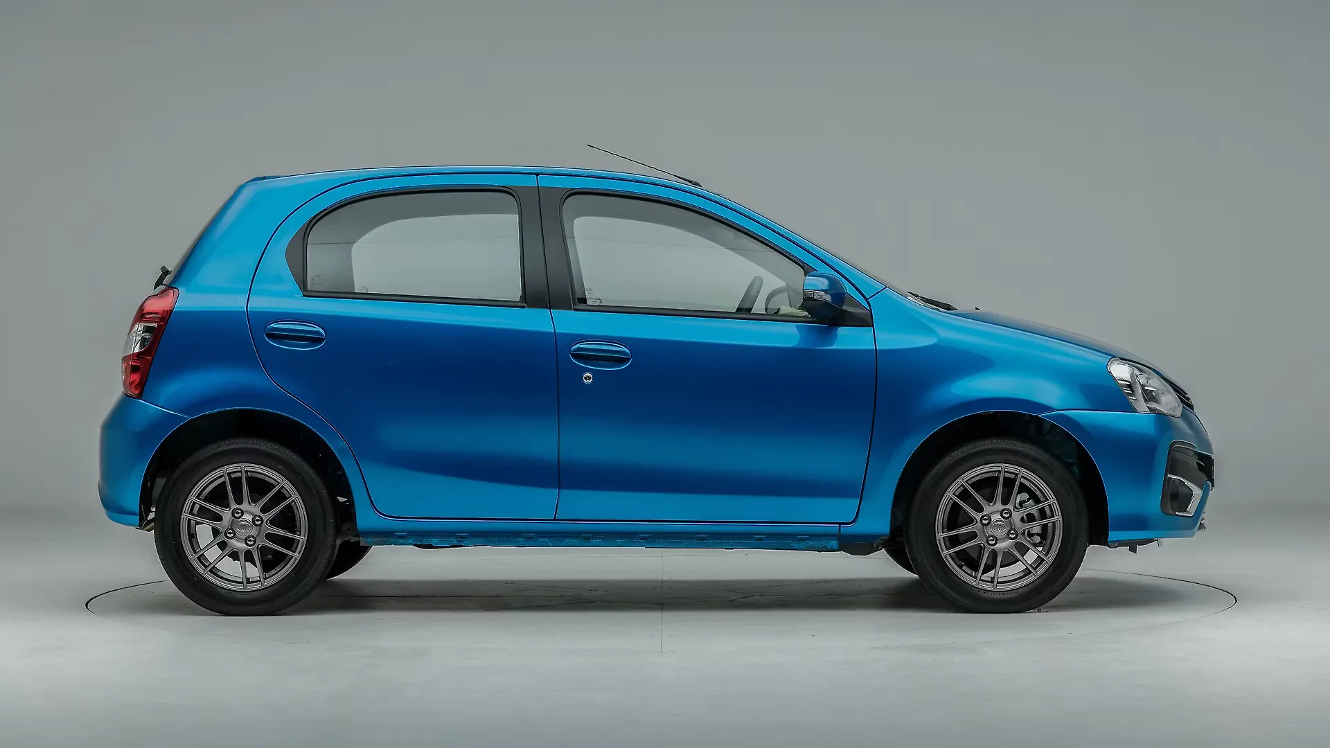 Etios Liva Right Side Image, Etios Liva Photos in India - CarWale