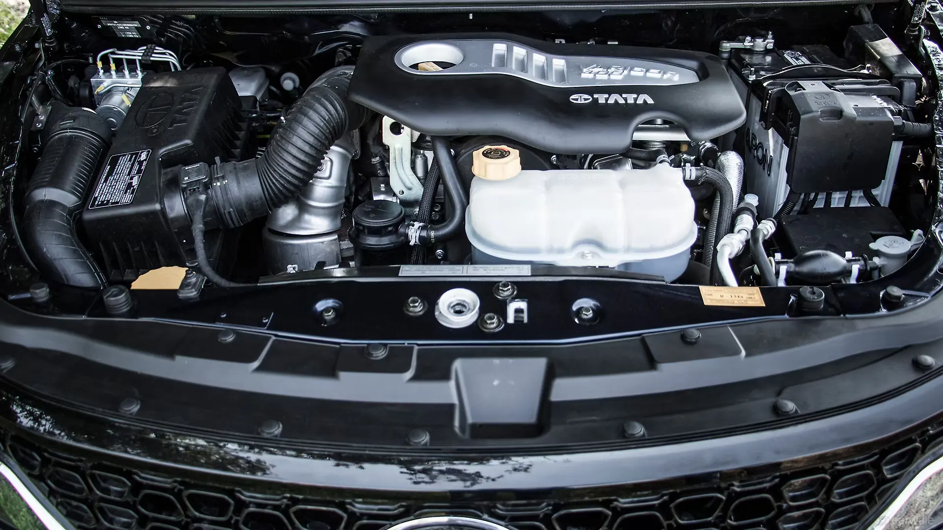 Hexa [2017-2019] Engine Bay Image, Hexa [2017-2019] Photos in India ...