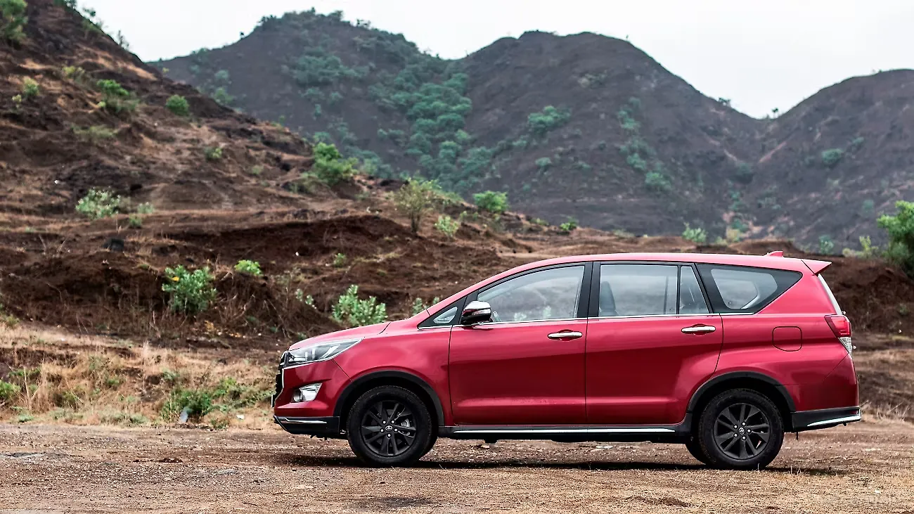 Innova Crysta Left Side View Image, Innova Crysta Photos in India - CarWale