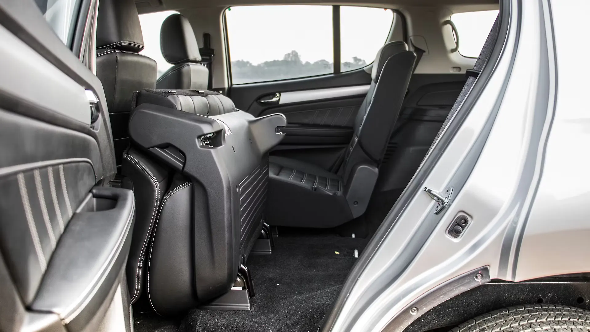 MU-X Interior Image, MU-X Photos in India - CarWale