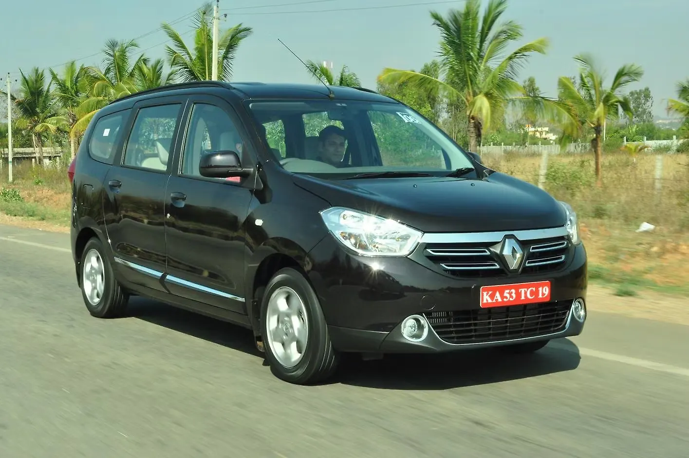 Lodgy Driving Image, Lodgy Photos in India - CarWale