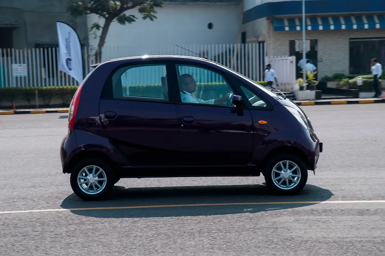 Nano Right Side Image, Nano Photos in India - CarWale