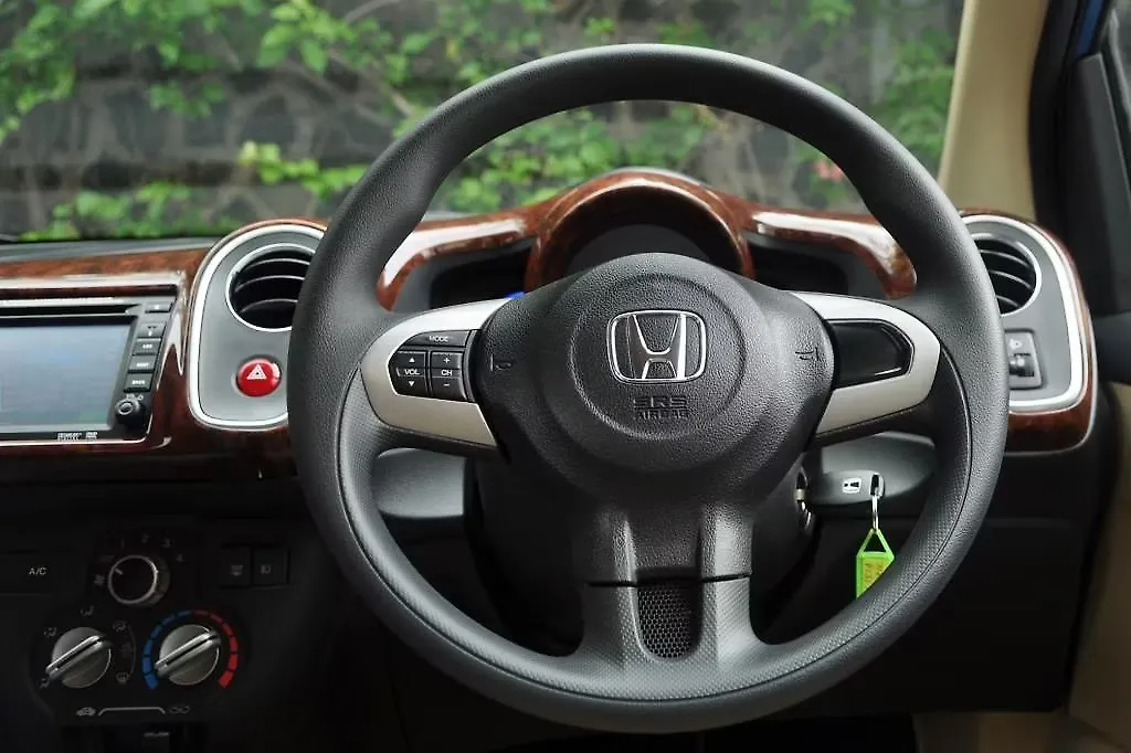 Mobilio Steering Wheel Image, Mobilio Photos in India - CarWale