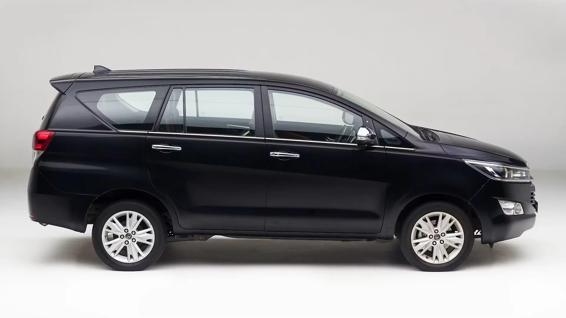 Innova Crysta Right Side View Image, Innova Crysta Photos in India ...