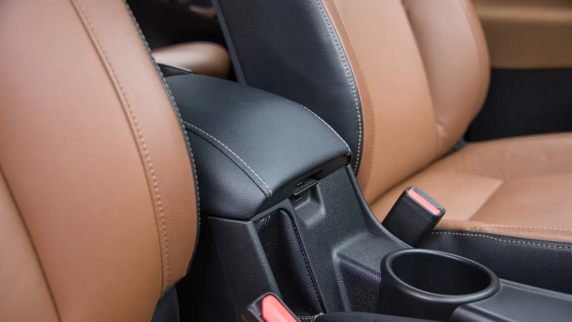 Innova Crysta [2016-2020] Front Centre Arm Rest Image, Innova Crysta ...