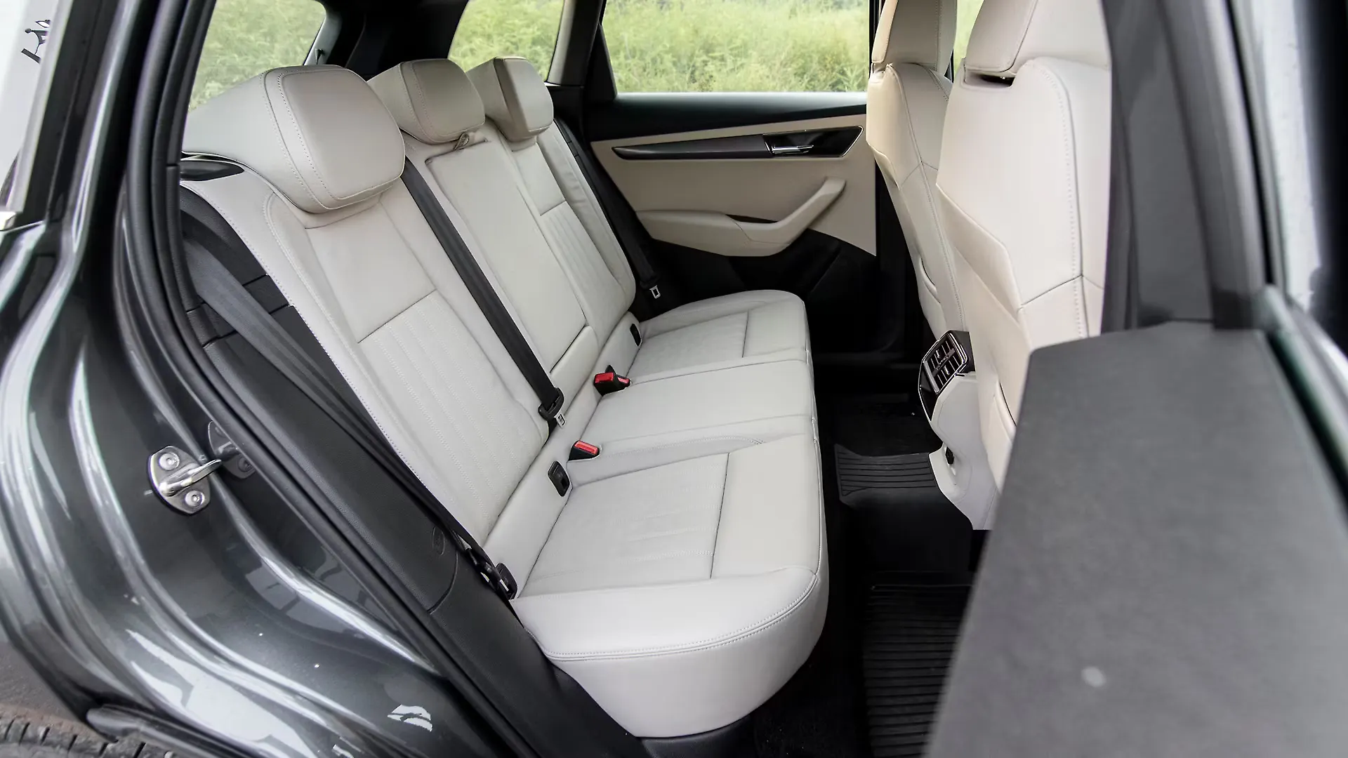 Karoq Rear Seats Image, Karoq Photos in India - CarWale