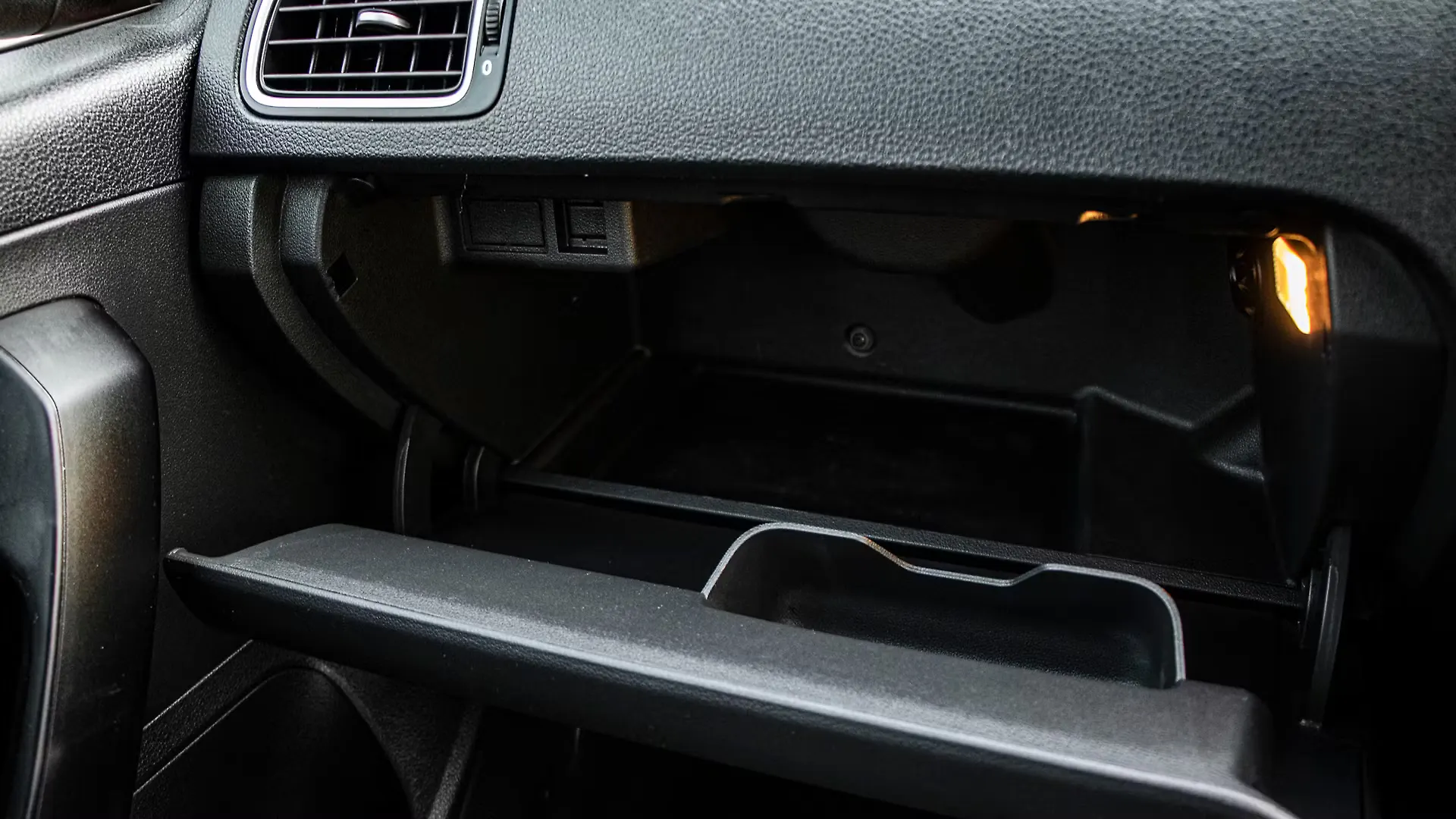 Polo Glove Box Image, Polo Photos in India - CarWale