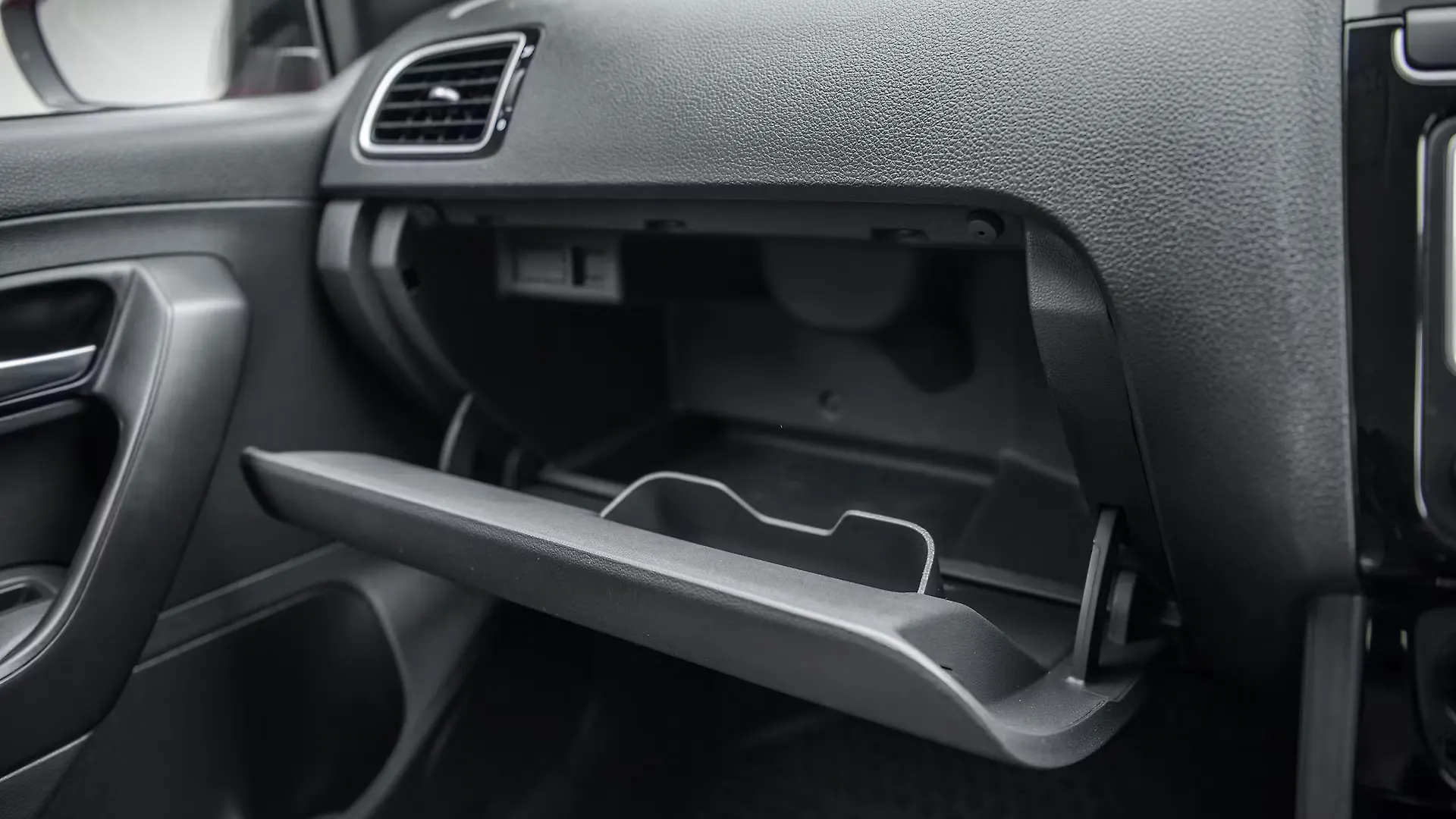 Polo Glove Box Image, Polo Photos in India - CarWale