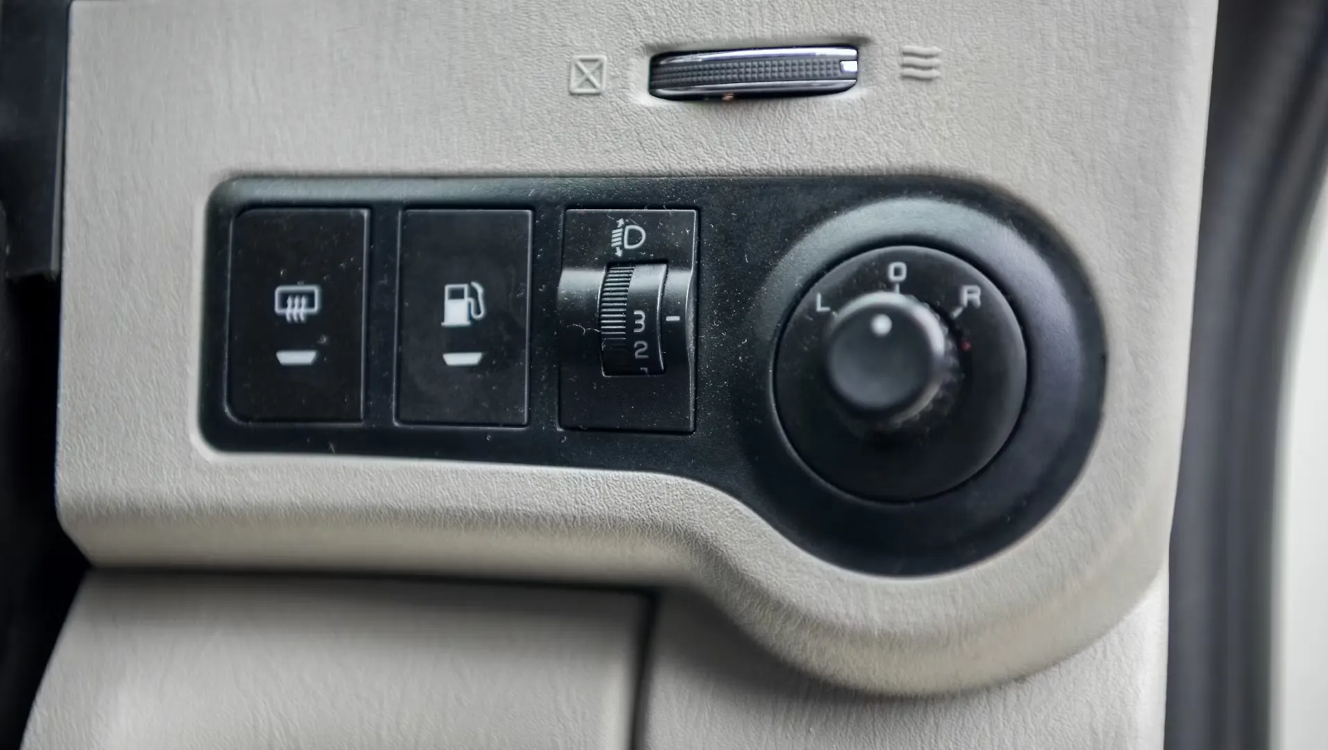 Scorpio Dashboard Switches Image, Scorpio Photos in India - CarWale