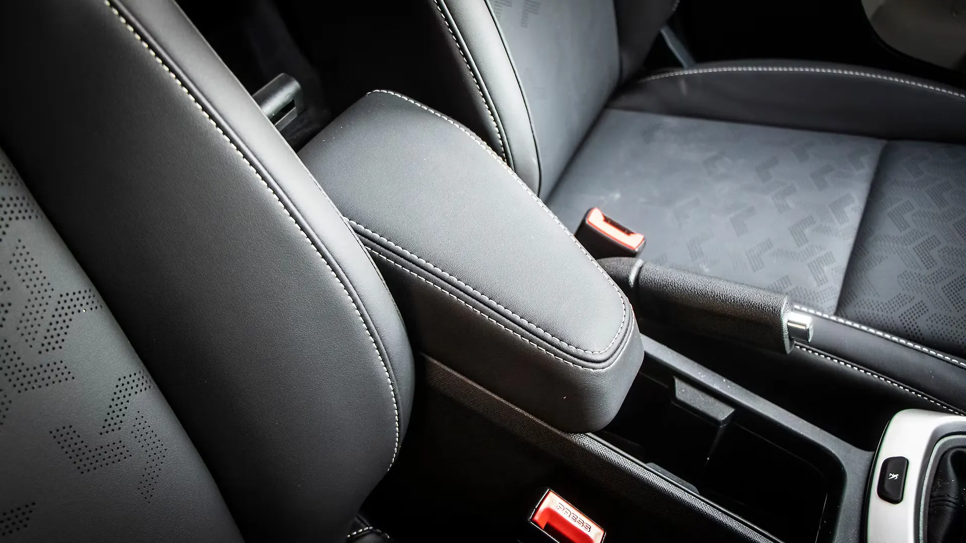 Altroz Front Centre Arm Rest Image, Altroz Photos in India - CarWale