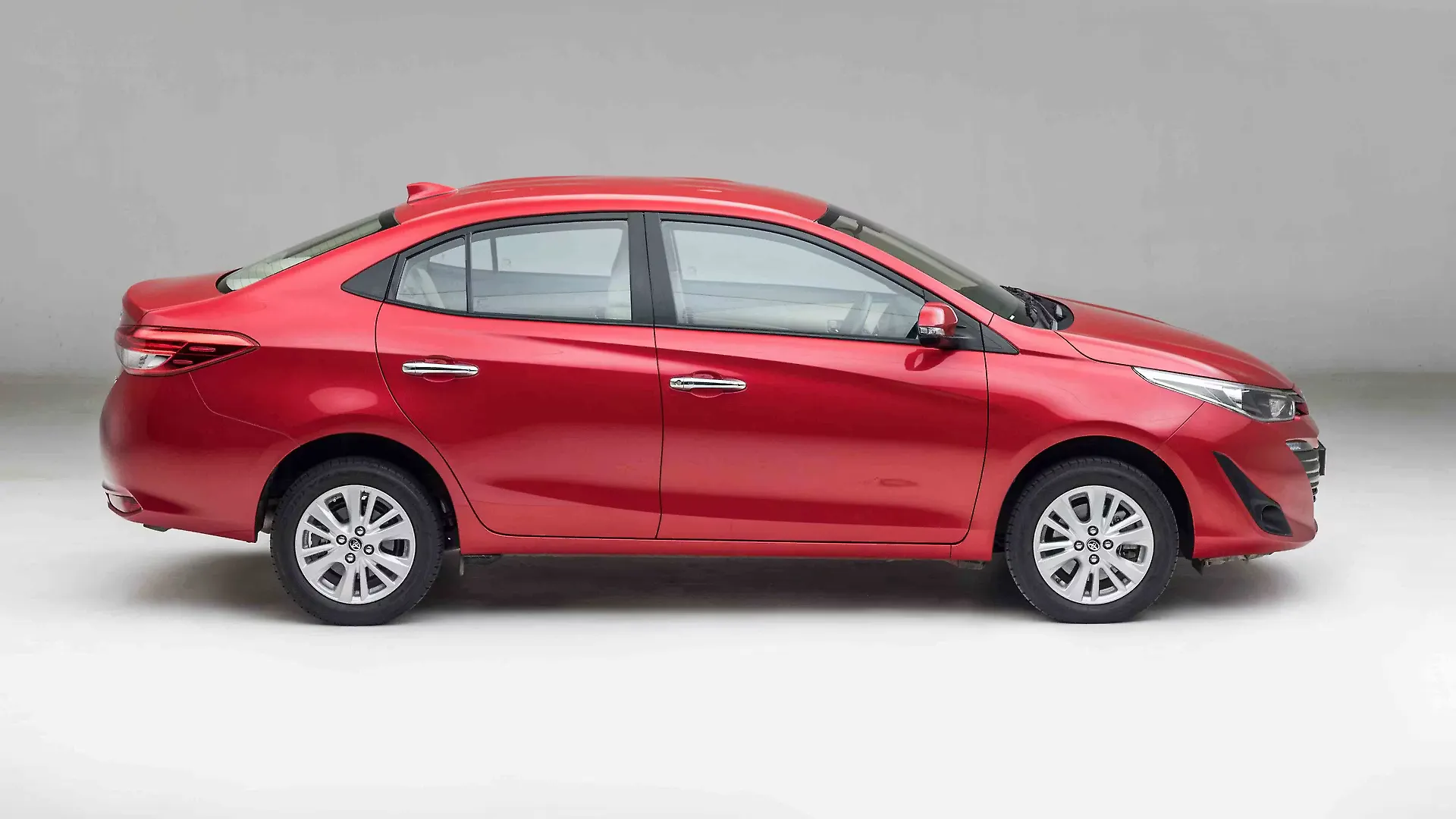 Yaris Right Side View Image, Yaris Photos in India - CarWale