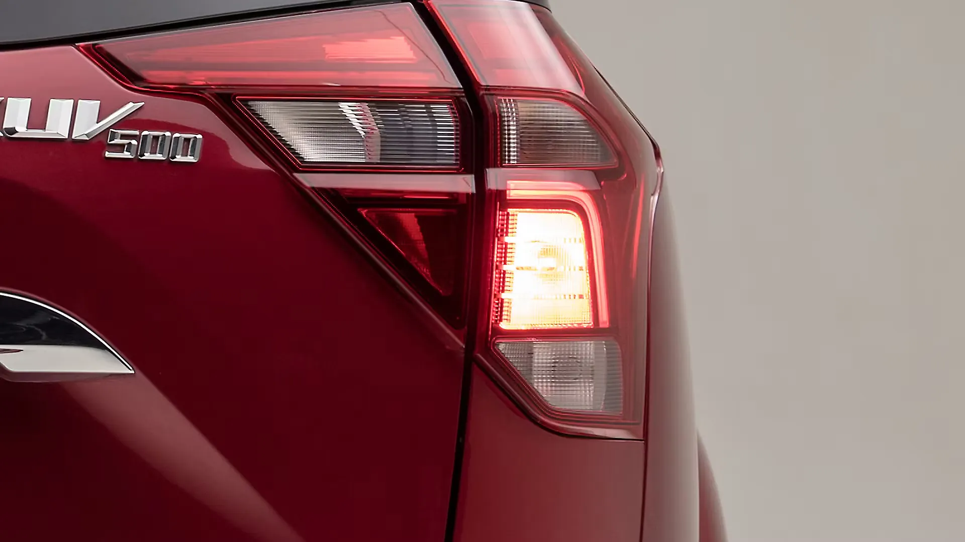 XUV500 Rear Signal/Blinker Light Image, XUV500 Photos in India - CarWale
