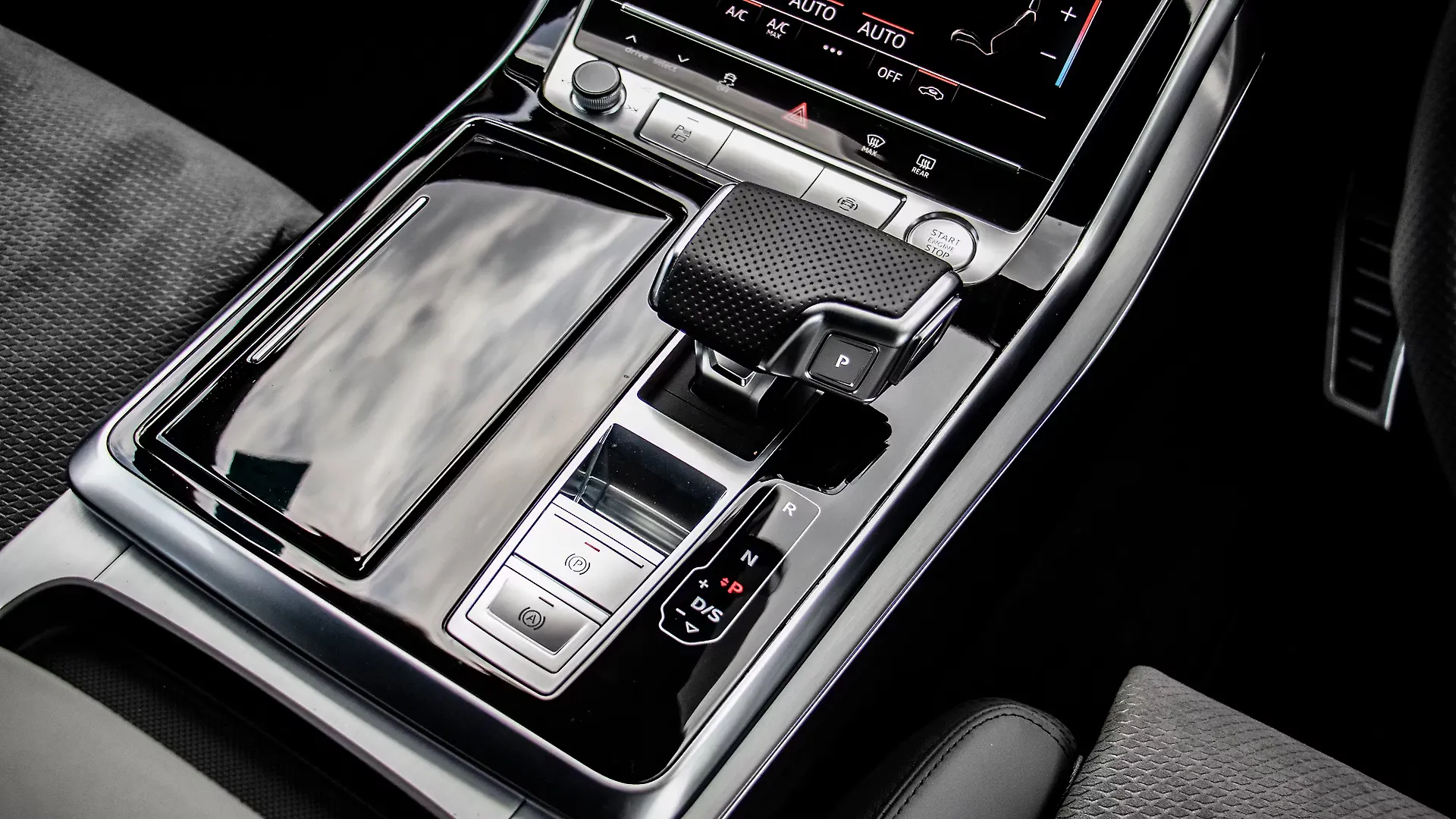 Q8 Center Console/Centre Console Storage Image, Q8 Photos in India ...