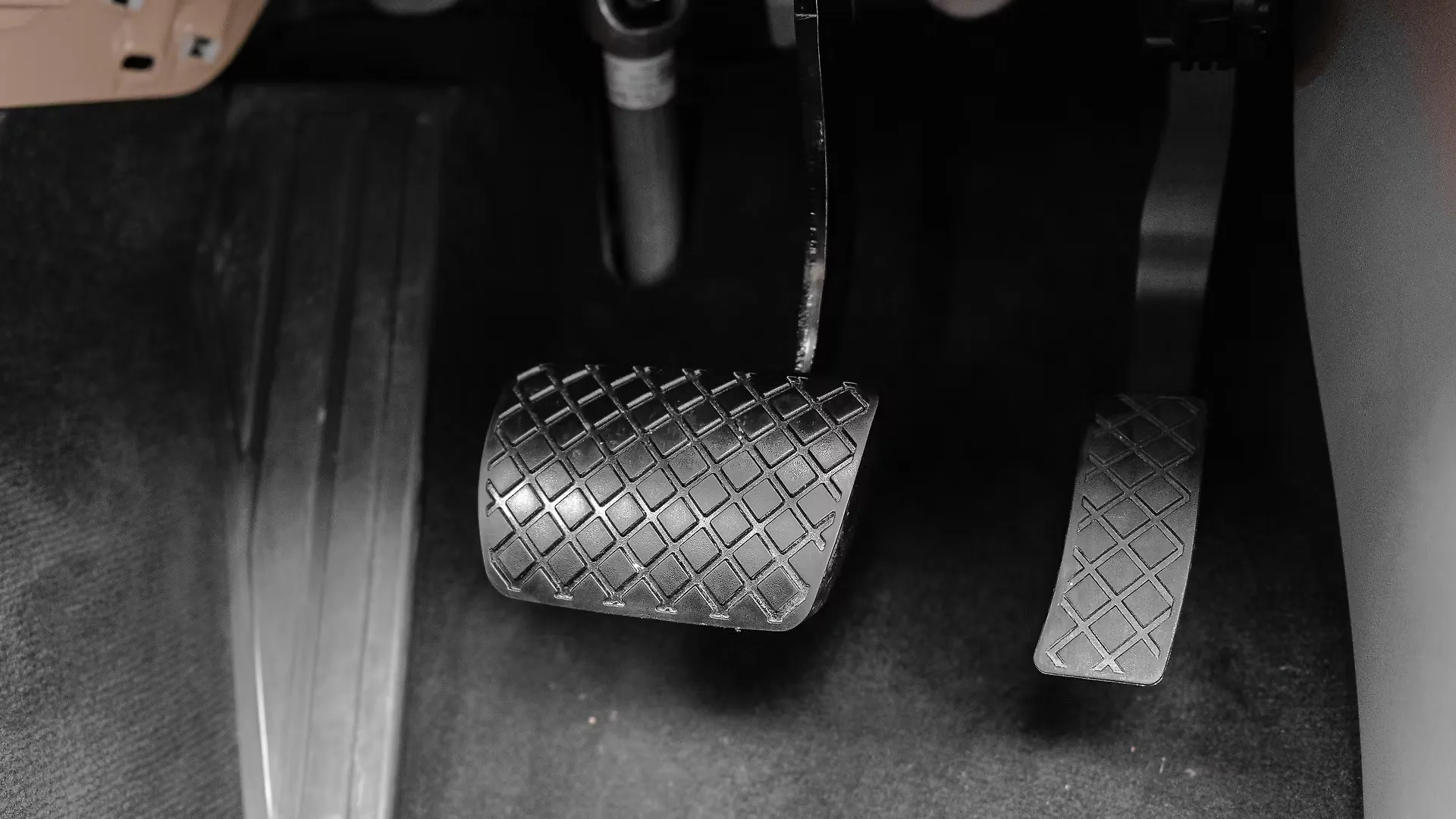 Macan Pedals/Foot Controls Image, Macan Photos in India - CarWale