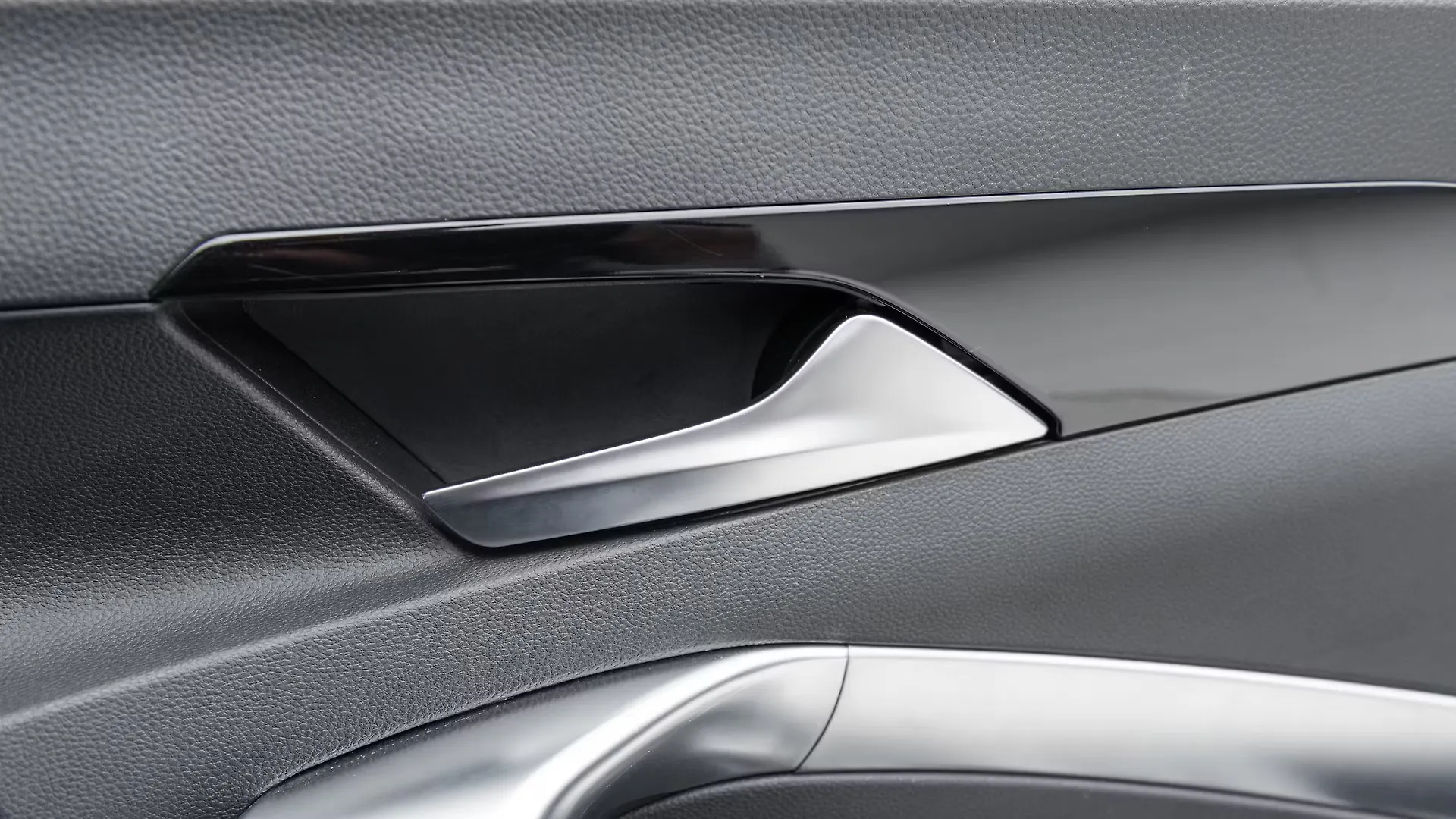 Hector Front Right Door Pad Handle Image, Hector Photos in India - CarWale