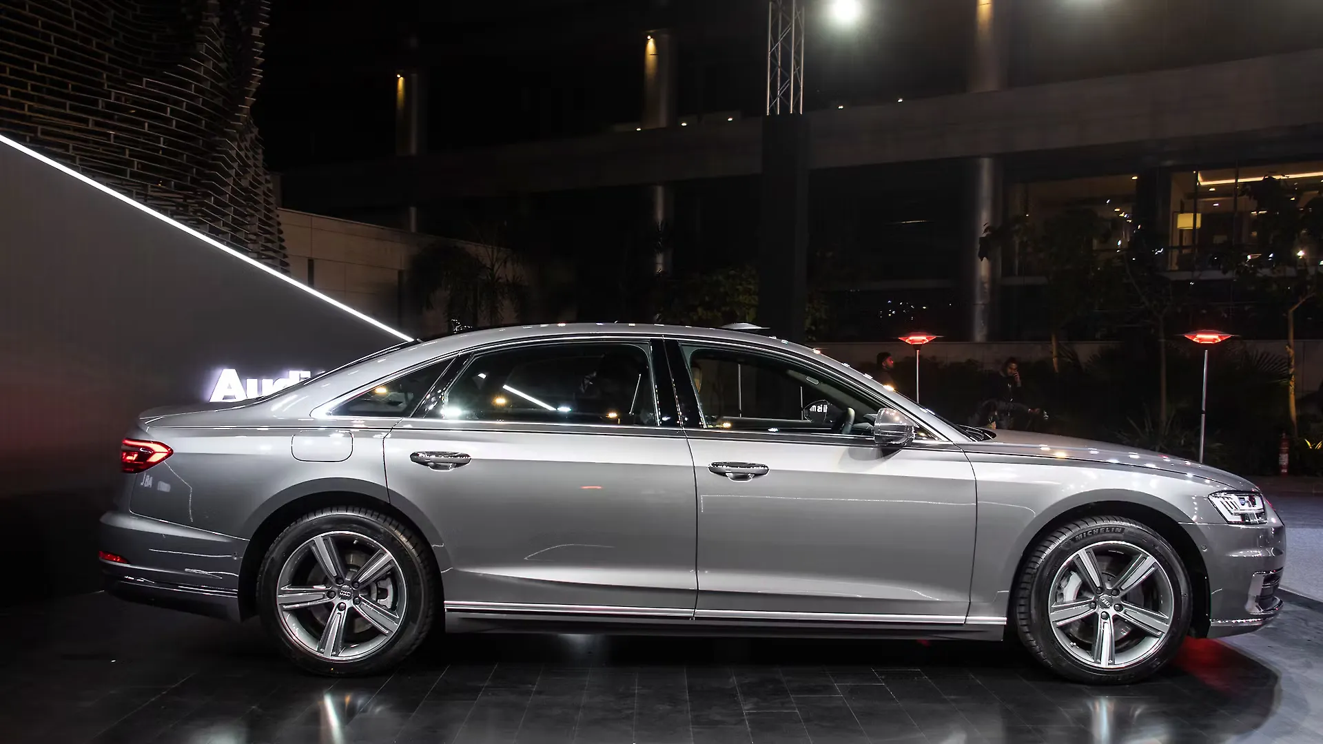 A8 L Left Side View Image, A8 L Photos in India - CarWale