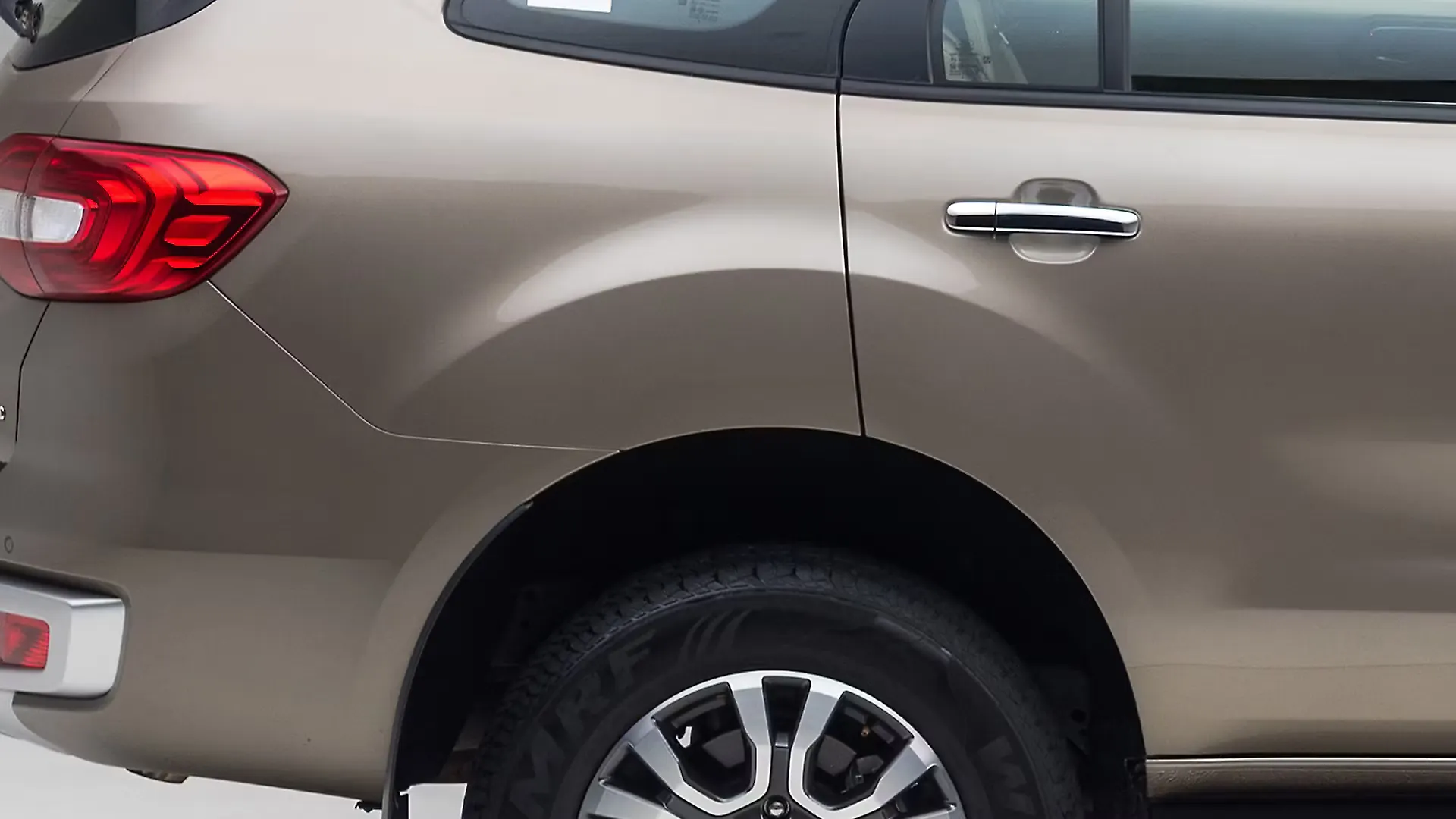Endeavour Rear Fender Image, Endeavour Photos in India - CarWale