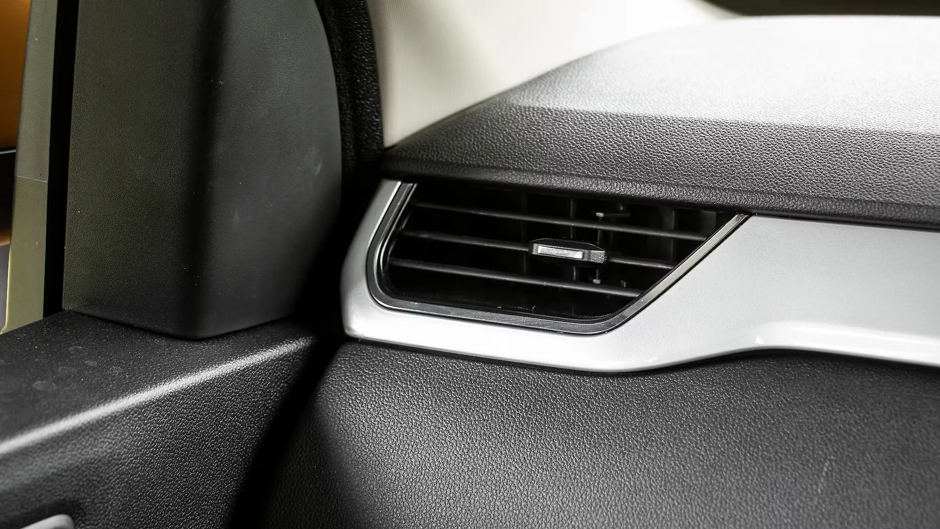 Triber Front Passenger Air Vent Image, Triber Photos in India - CarWale
