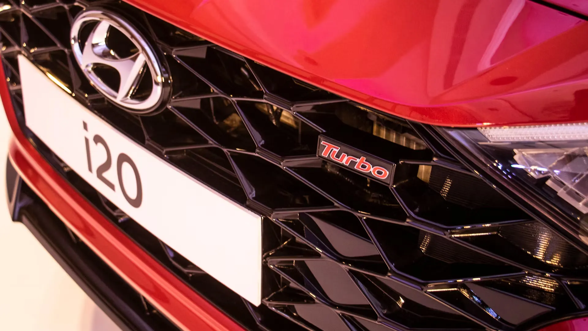 i20 Front Badge Image, i20 Photos in India - CarWale