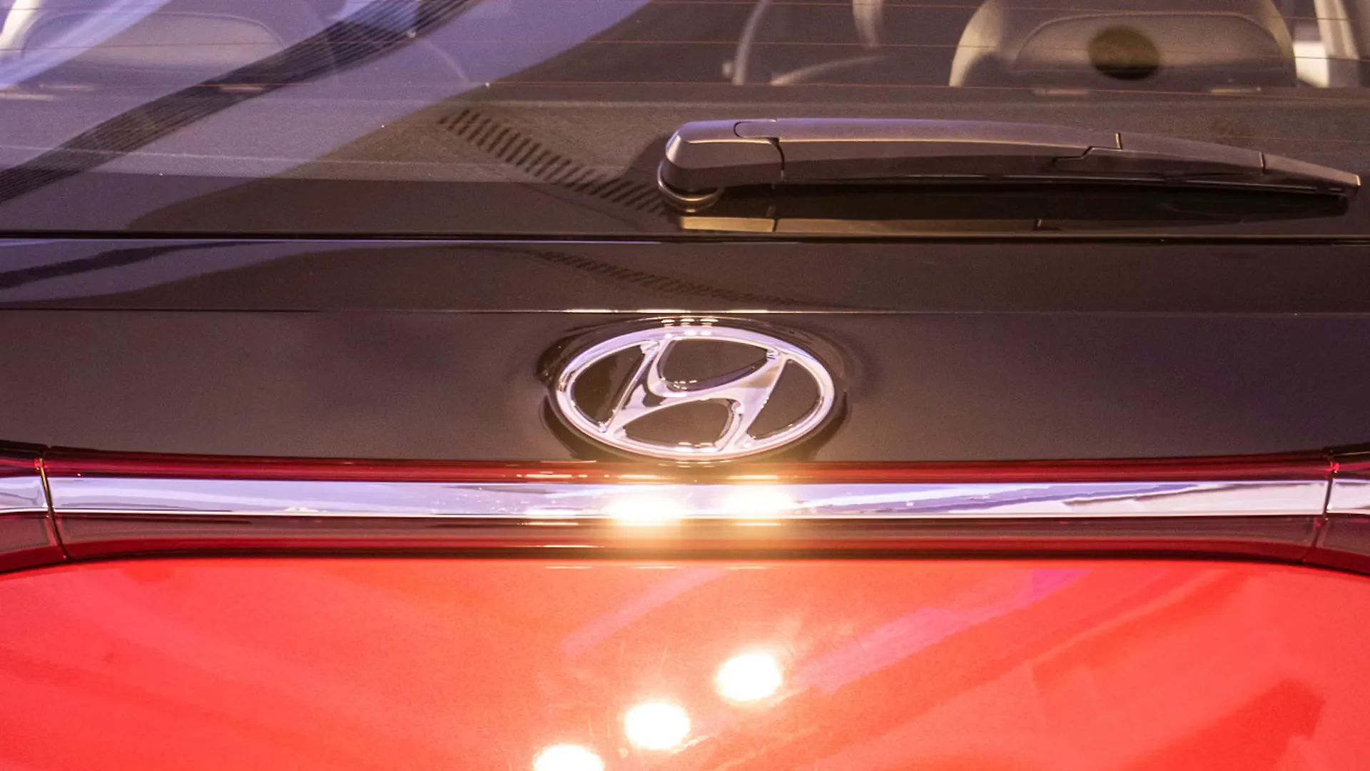 i20 Rear Logo Image, i20 Photos in India - CarWale