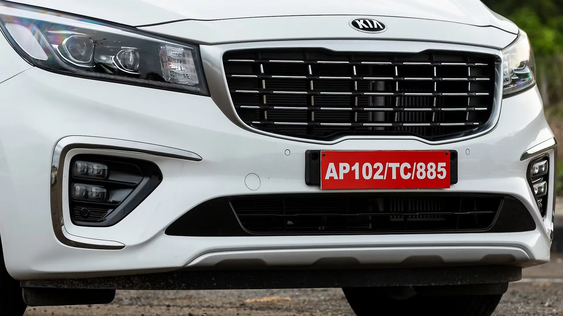 Carnival Front Bumper Image, Carnival Photos in India - CarWale