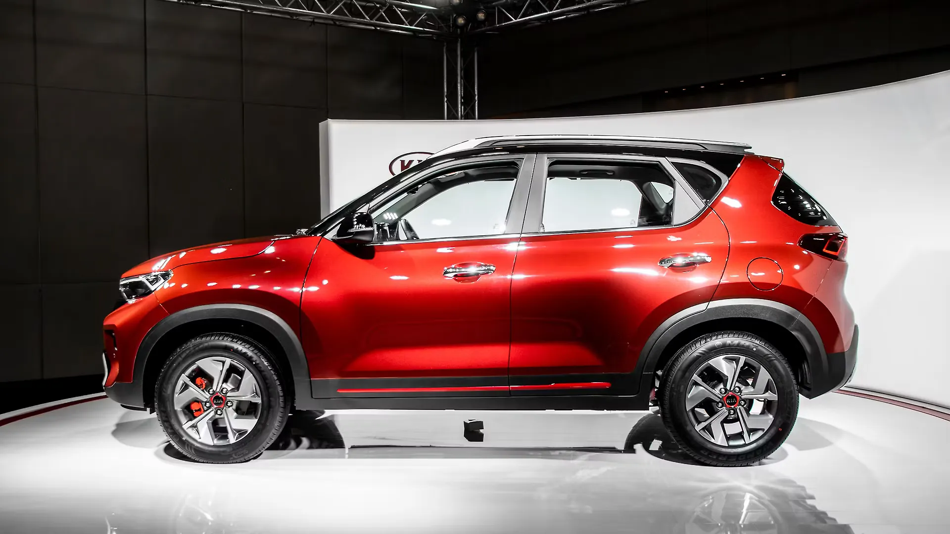 Sonet Left Side View Image, Sonet Photos in India - CarWale