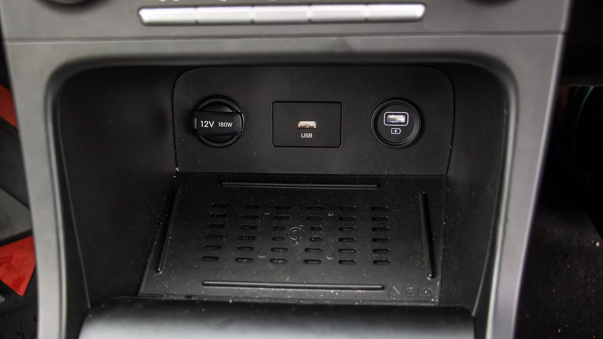 Creta USB Port/AUX/Power Socket/Wireless Charging Image, Creta Photos ... Creta USB Port/AUX/Power Socket/Wireless Charging Image, Creta Photos ...