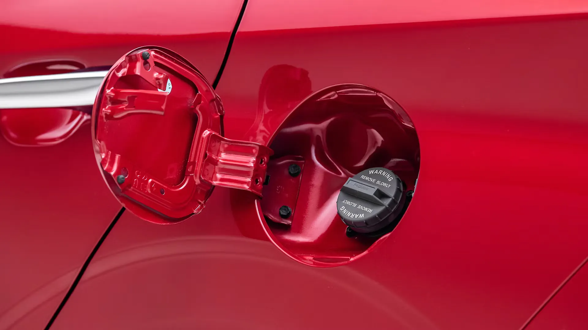 Aura Open Fuel Lid Image, Aura Photos in India - CarWale