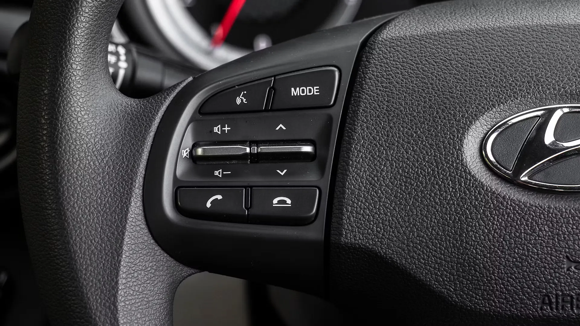 Aura Steering Mounted Controls Image, Aura Photos in India - CarWale