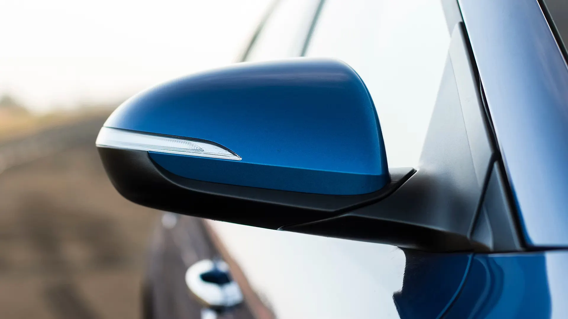 Elantra ORVM Image, Elantra Photos in India - CarWale