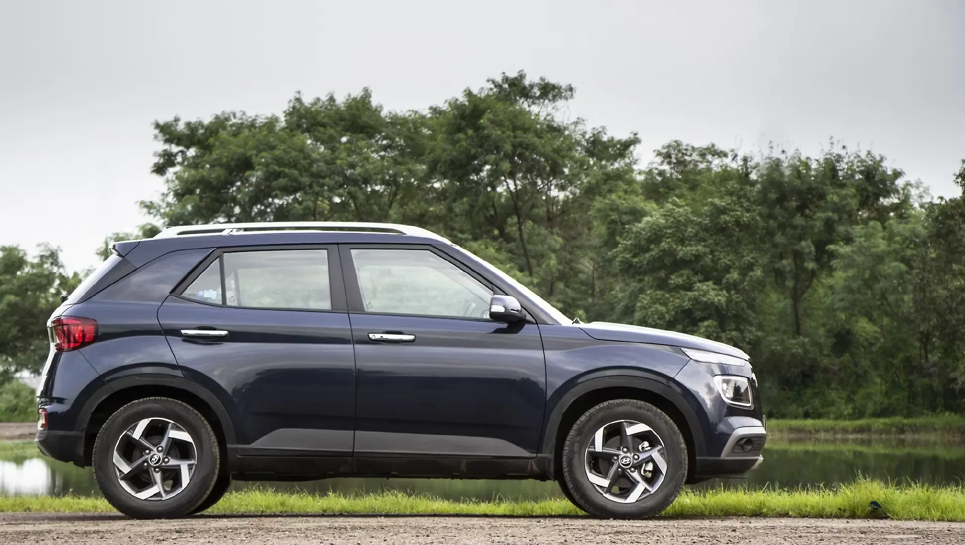 Venue Left Side View Image, Venue Photos in India - CarWale