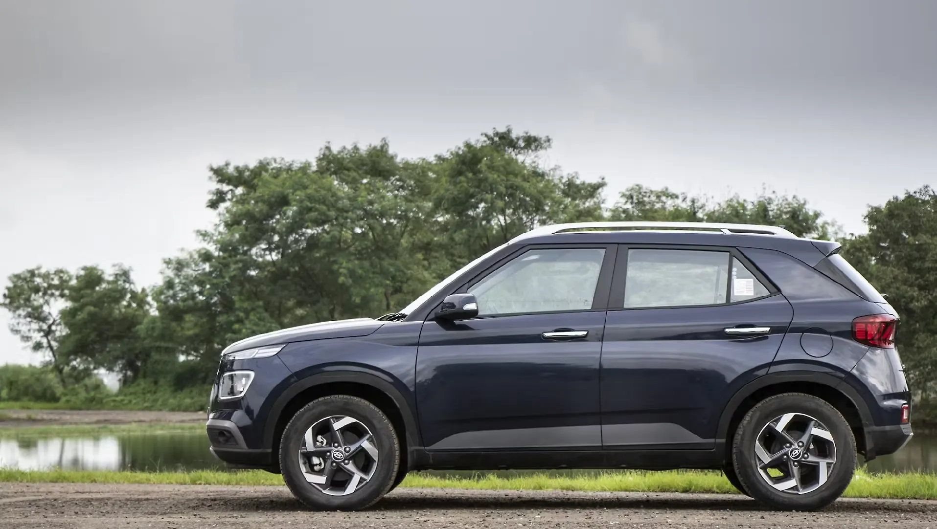 Venue Right Side Image, Venue Photos in India - CarWale