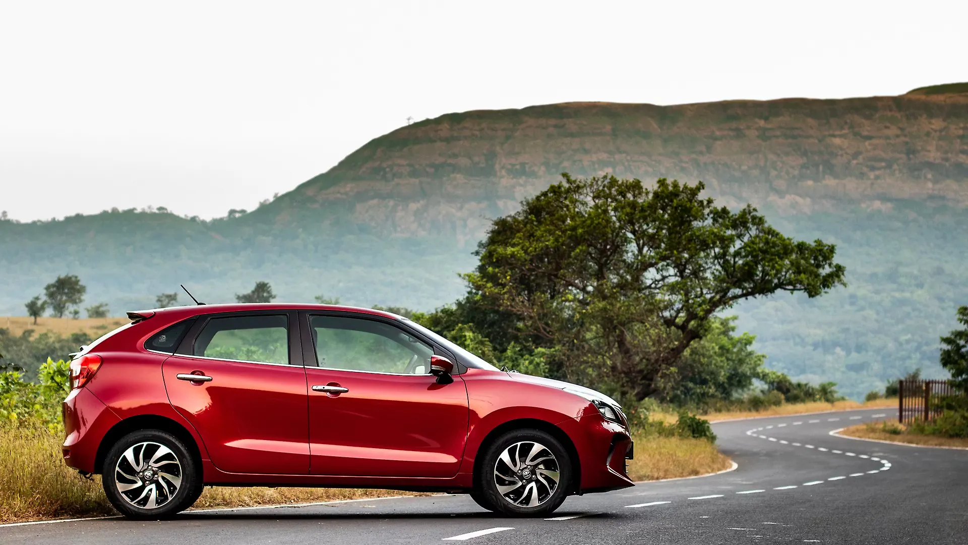 Glanza Right Side Image, Glanza Photos in India - CarWale