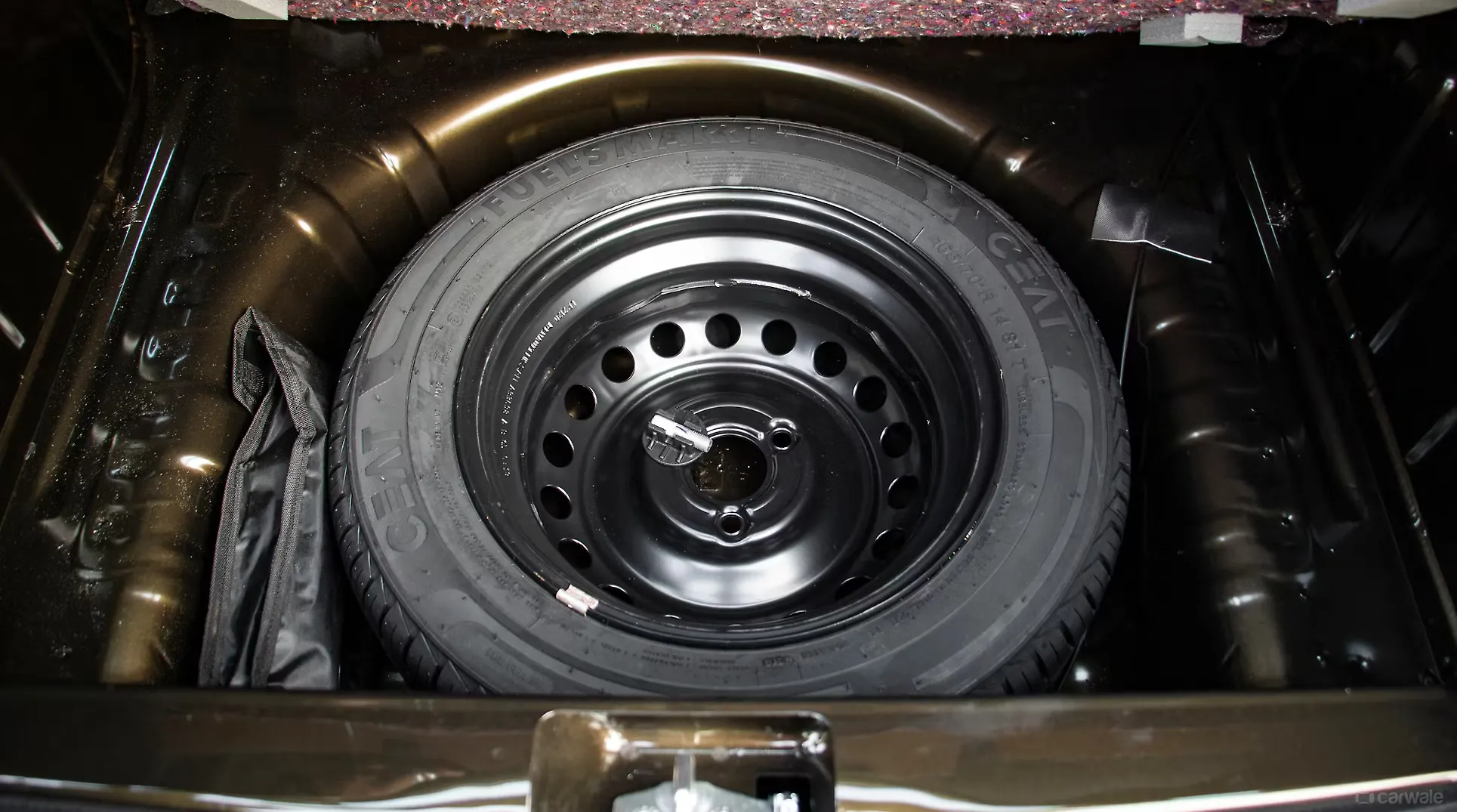 Kwid Wheels-Tyres Image, Kwid Photos in India - CarWale