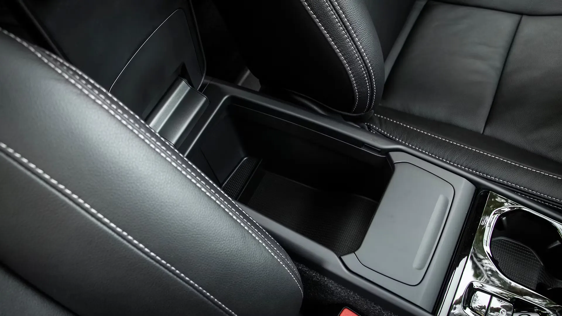 XC40 Rear Arm Rest Image, XC40 Photos in India - CarWale