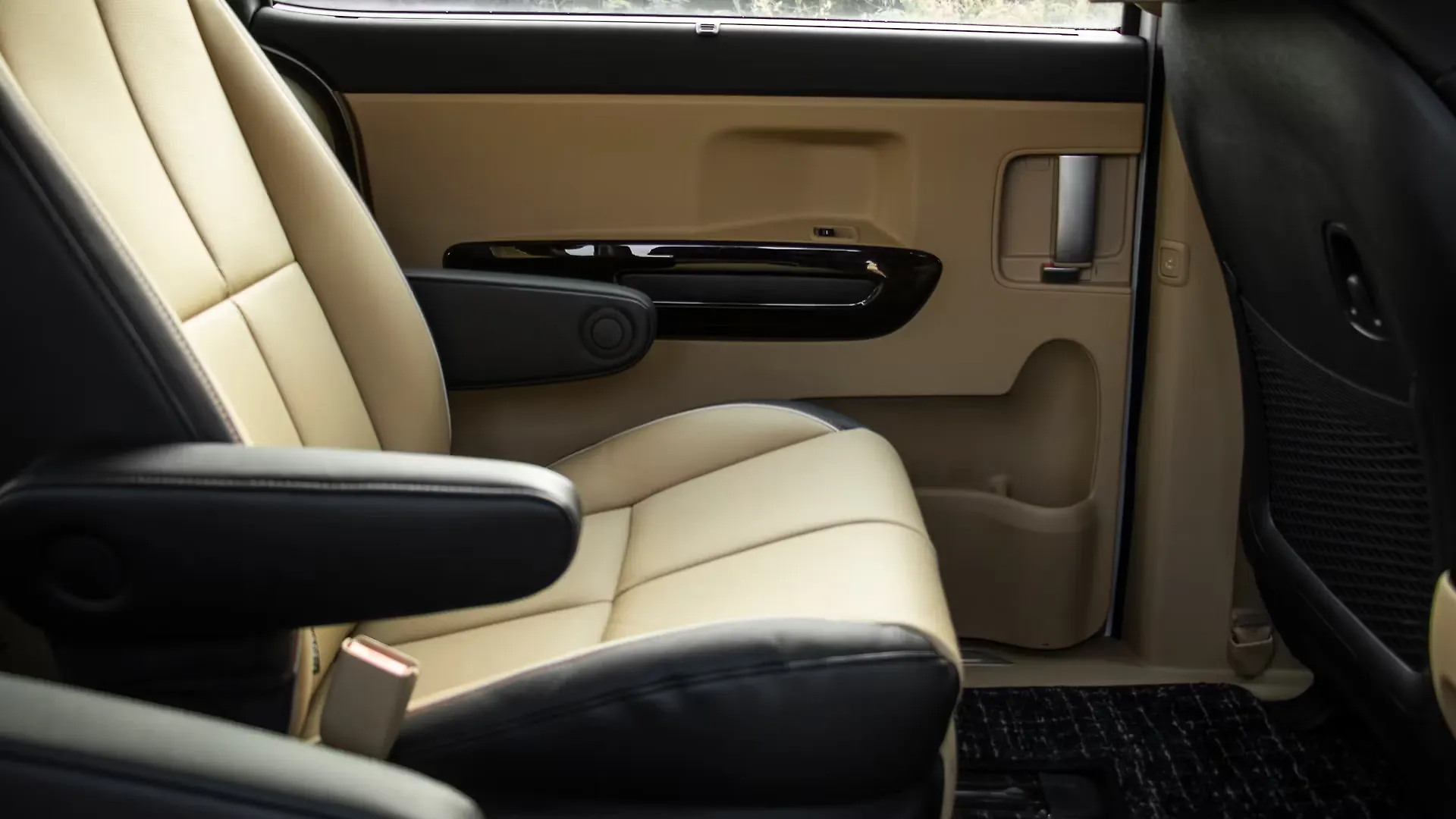 Carnival Interior Image, Carnival Photos in India - CarWale