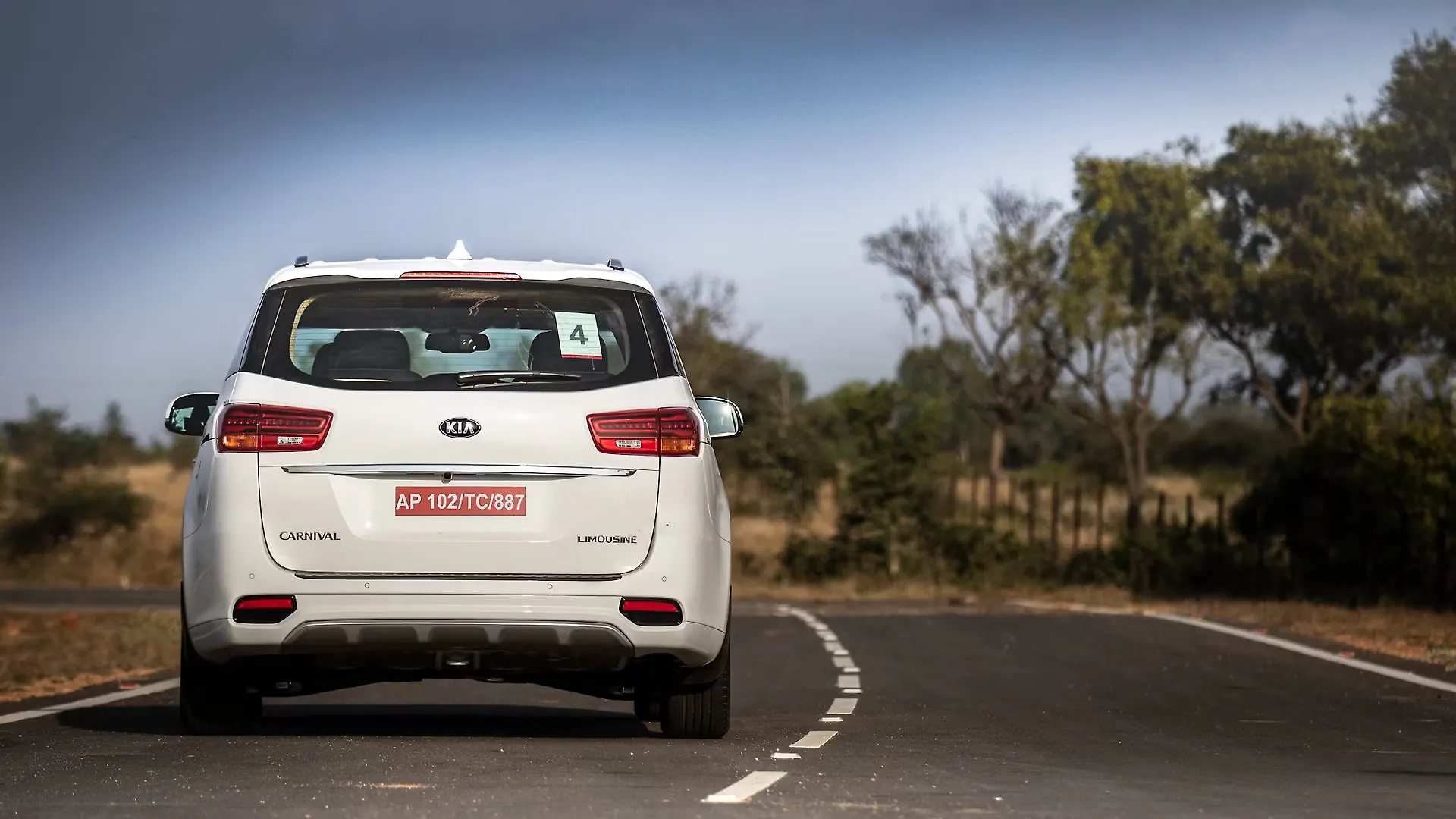 Carnival Rear View Image, Carnival Photos in India - CarWale