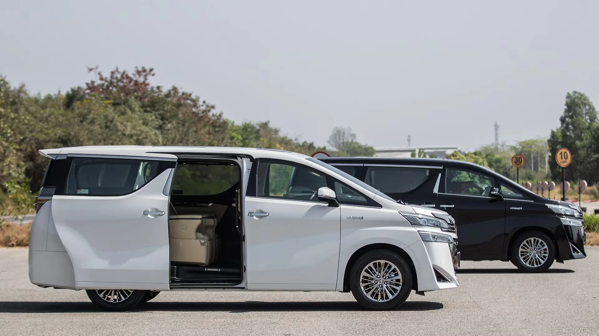 Vellfire Exterior Image, Vellfire Photos in India - CarWale