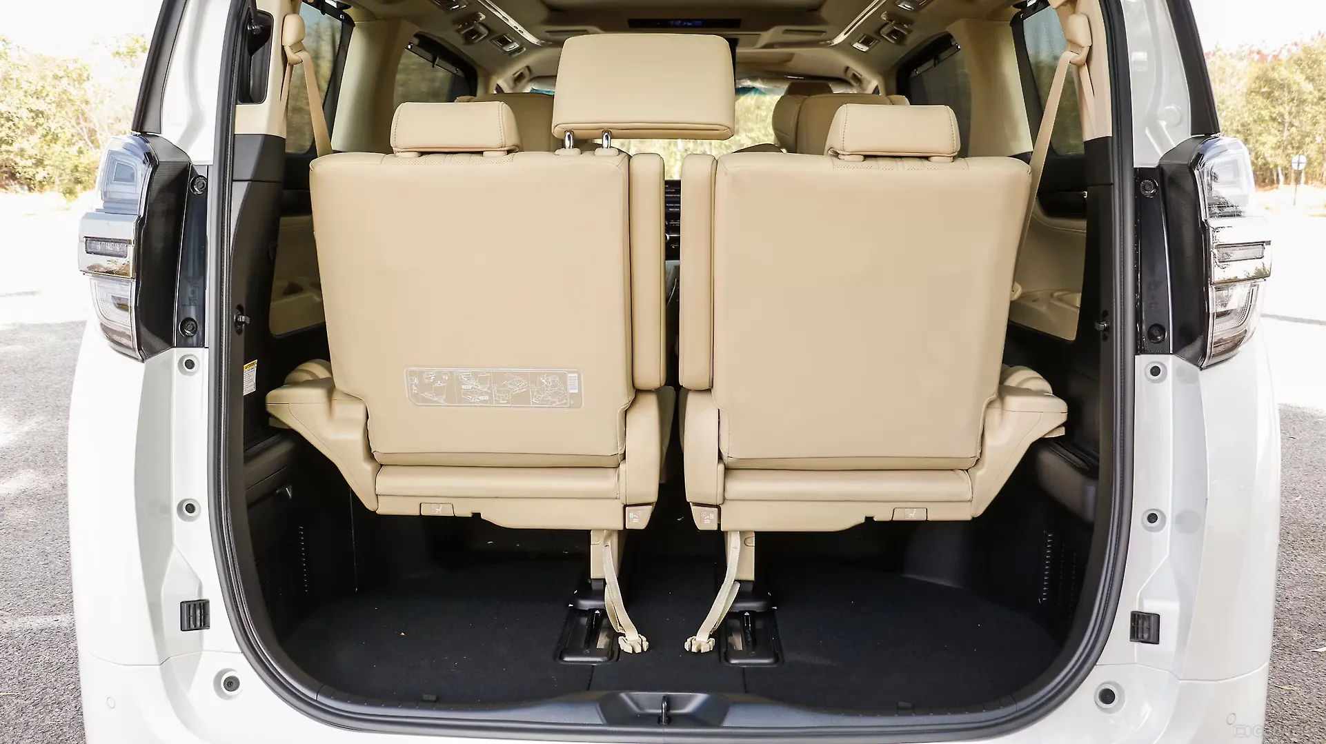 Vellfire Interior Image, Vellfire Photos in India - CarWale