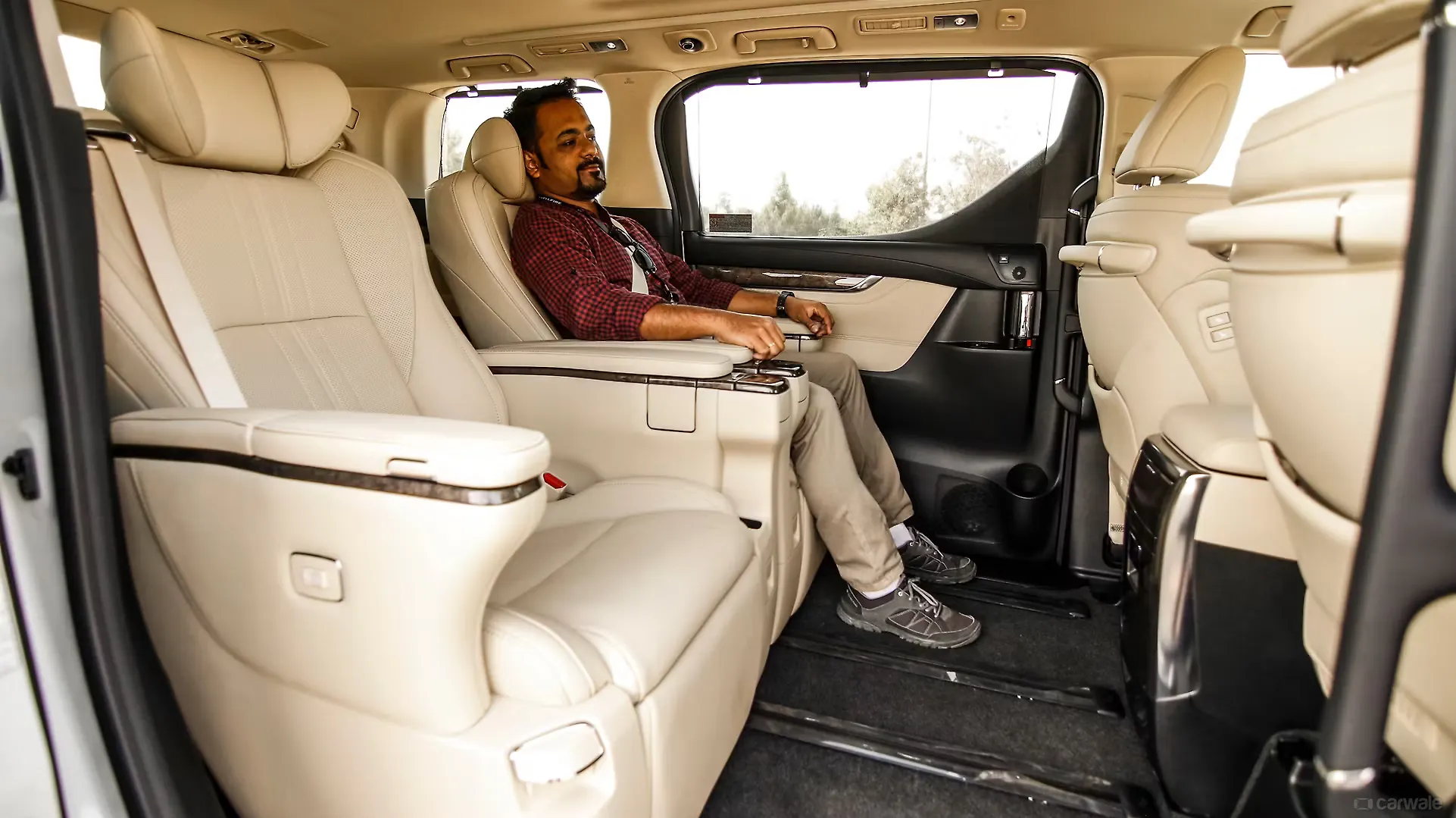 Vellfire Interior Image, Vellfire Photos in India - CarWale