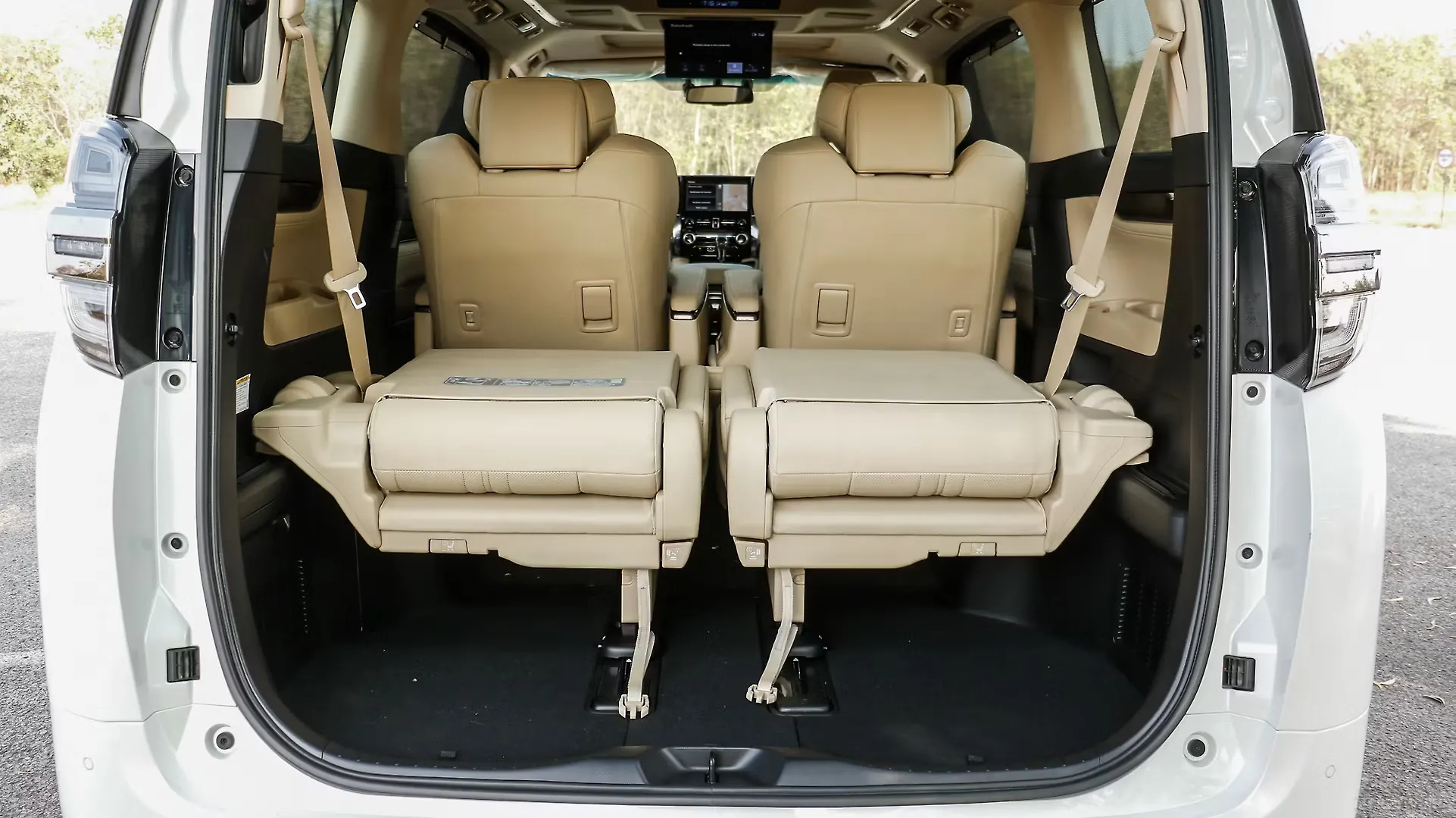 Vellfire Interior Image, Vellfire Photos in India - CarWale