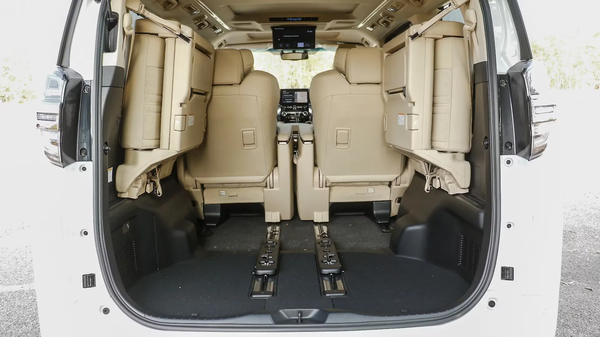 Vellfire Interior Image, Vellfire Photos in India - CarWale