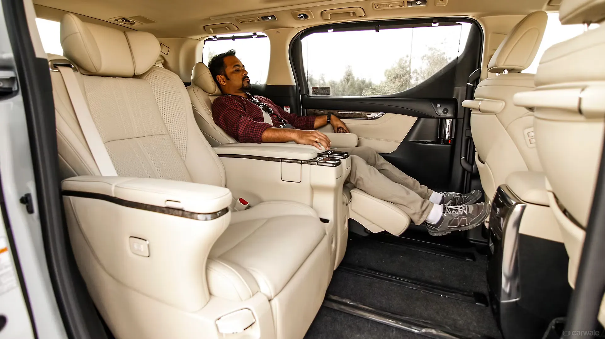 Vellfire Rear Seat Space Image, Vellfire Photos in India - CarWale
