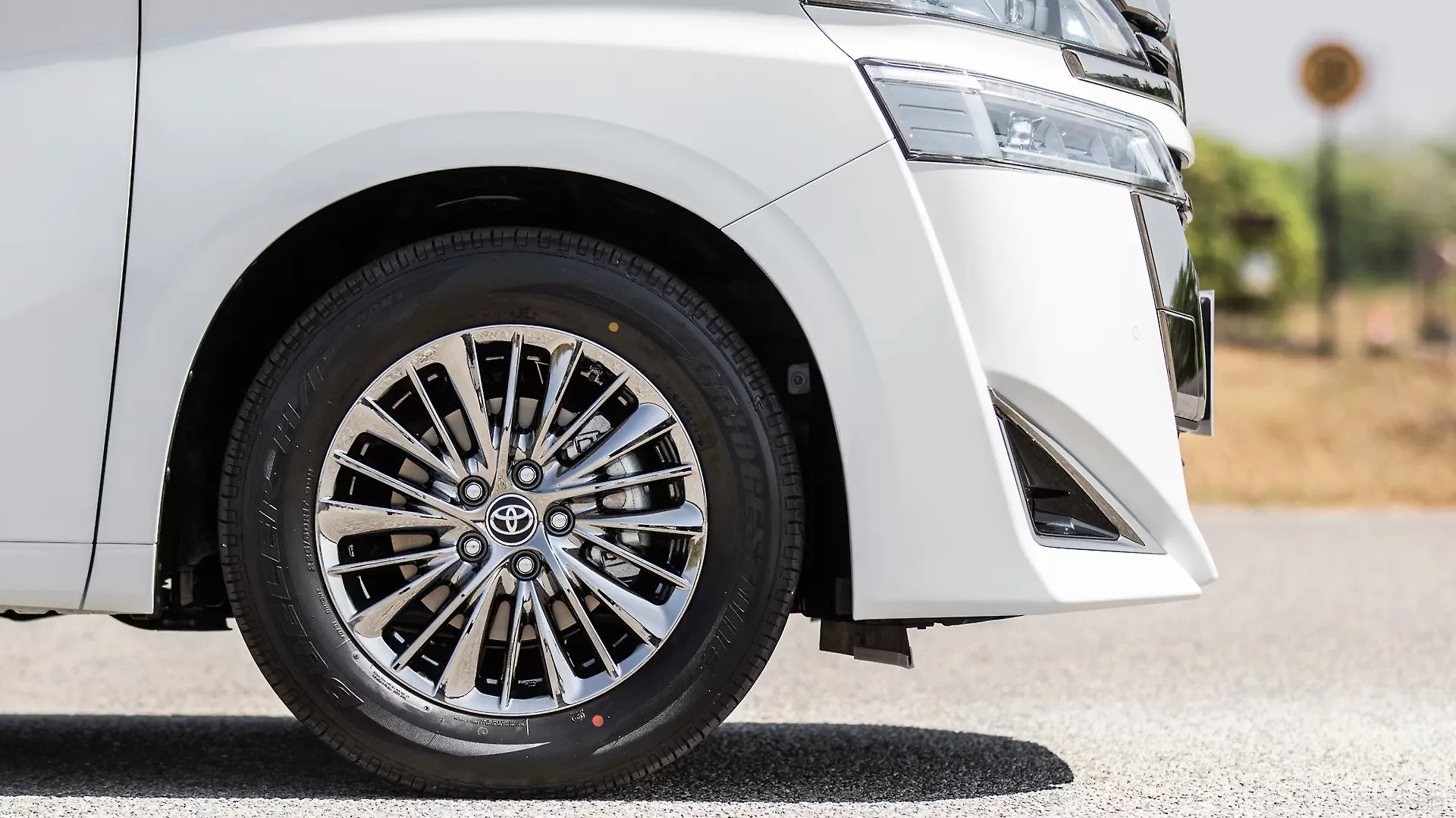 Vellfire Wheels-Tyres Image, Vellfire Photos in India - CarWale