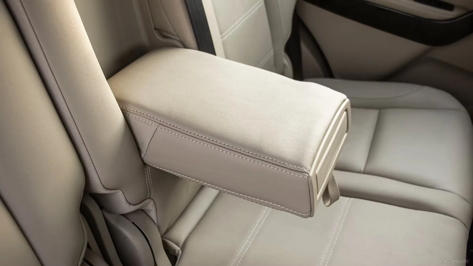 Endeavour Rear Arm Rest Image, Endeavour Photos in India - CarWale