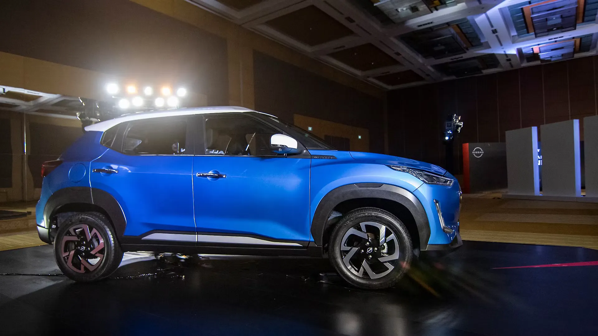 Magnite Right Side View Image, Magnite Photos in India - CarWale